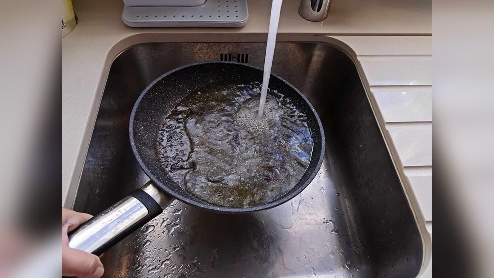 How To Clean Non Stick Frying Pan Easily & Effectively